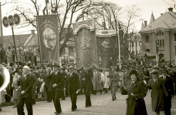 De stolte fanene - IDDIS